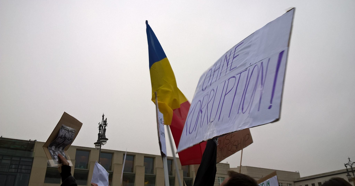 Multilingual book - Protest signs, nowadays! | Indiegogo