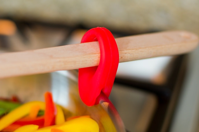 Snug Utensil Clips - No Mess & No Burnt Utensils | Indiegogo